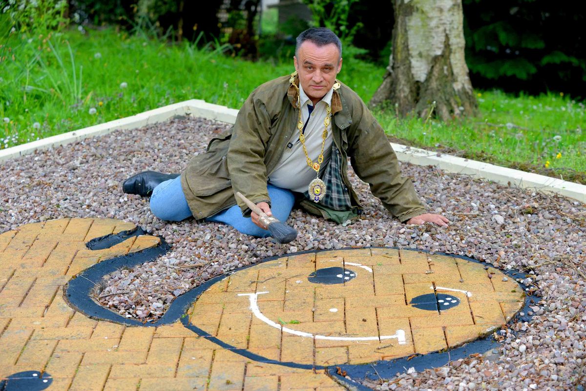 Mayor helps Market Drayton gingerbread man look tasty - with video ...