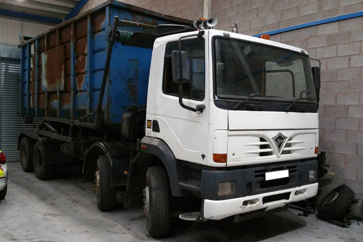 Second suspect on the run after lorry chase turned car-jacking leaves ...