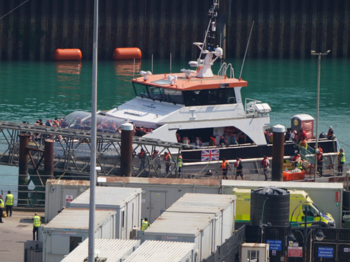 First Channel crossing migrants arrive in UK as returns deal comes into ...