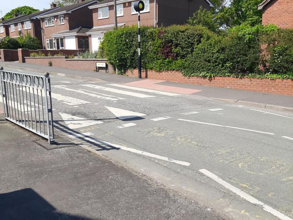 Police warn parents about dangers of parking on zig zag lines outside ...