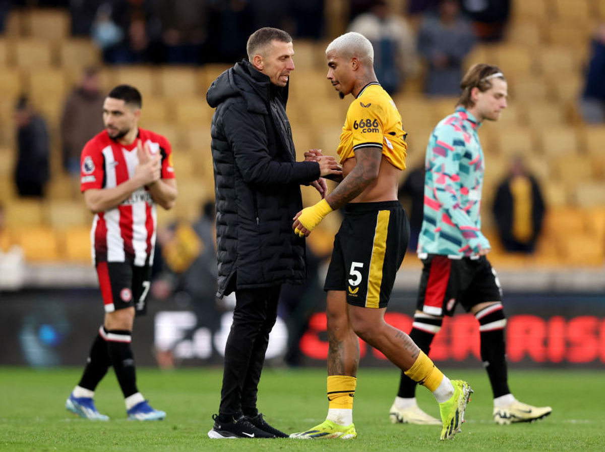 A disappointed Gary O'Neil gives Matheus Cunha and Hwang Hee-chan ...