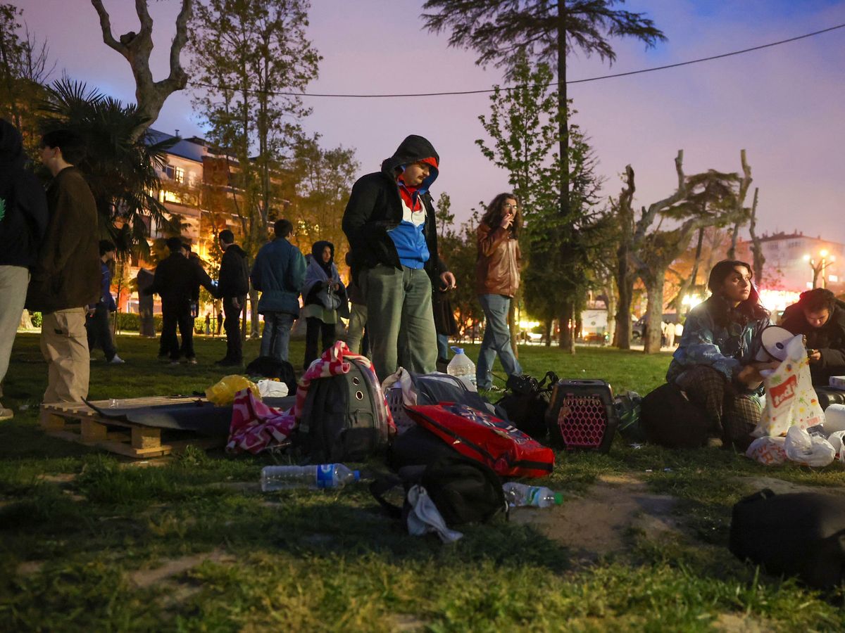 Istanbul residents spend night outdoors after strong earthquake and ...
