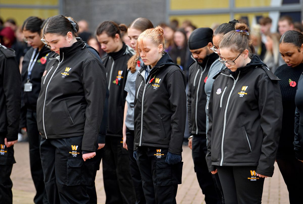 Wolverhampton college students pay respects to the fallen at remembrance day services | Express ...