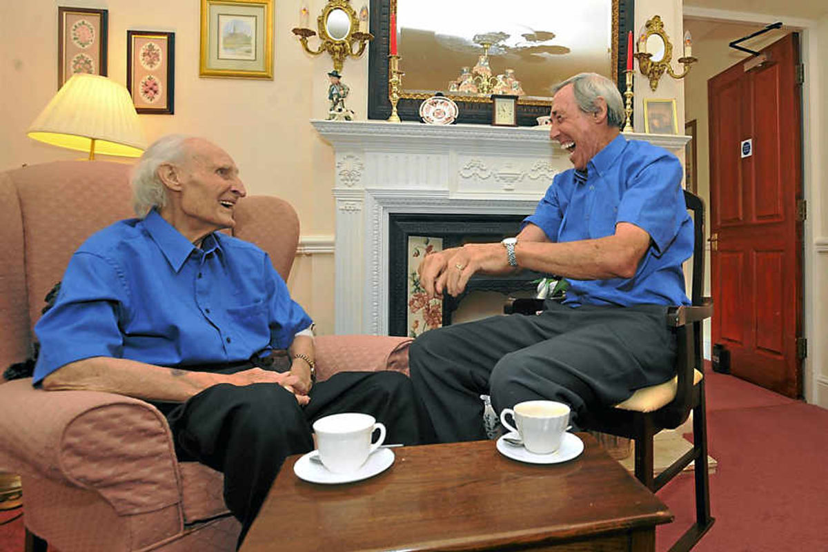 Gordon Banks lends a hand to help Wolves legend Bert Williams settle in ...
