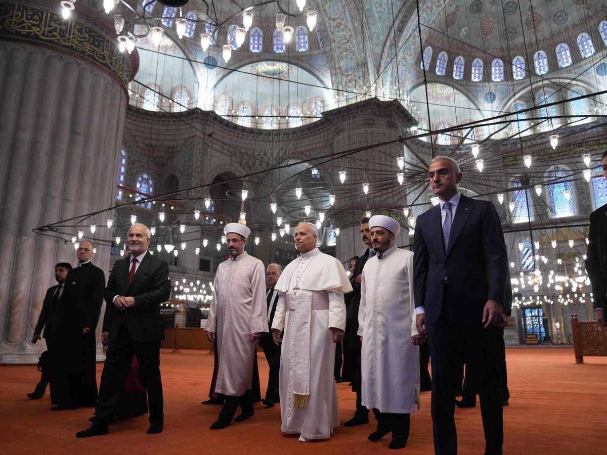 Pope visits famous Blue Mosque in Turkey as he focuses on unifying ...