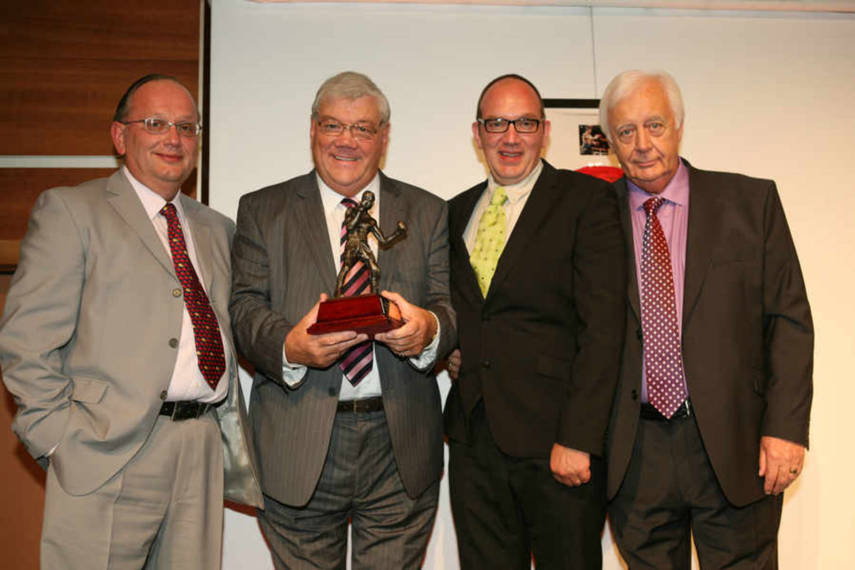 Cannock's Ron Gray wins prestigious boxing award | Express & Star