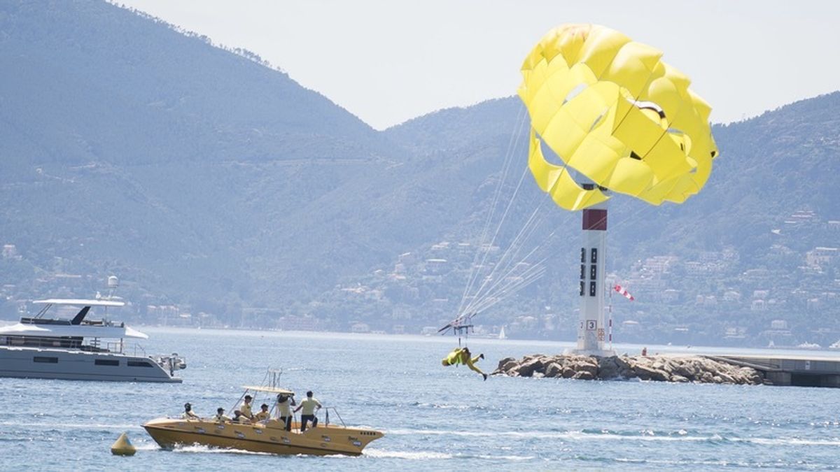 TJ Miller just parasailed into Cannes to promote The Emoji Movie ...