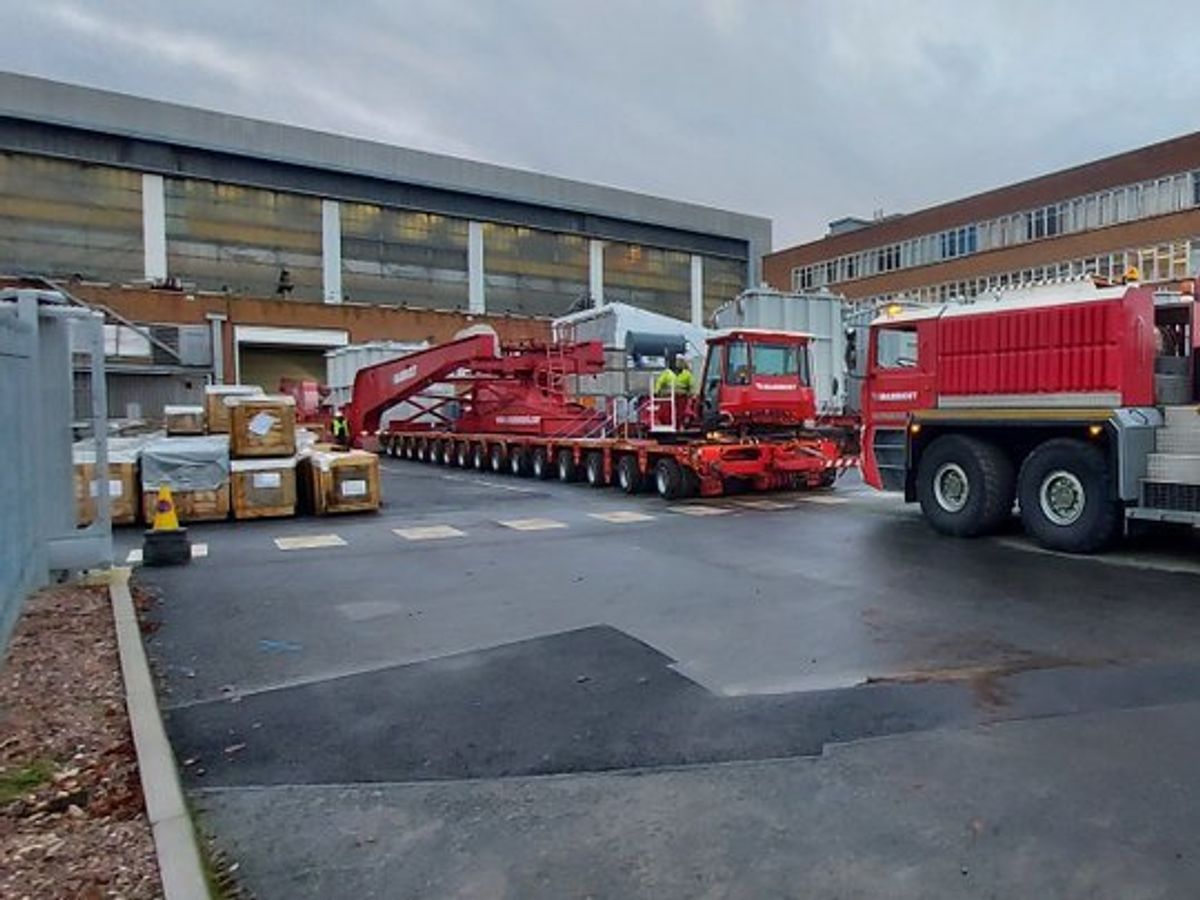 Police help giant 100 metre 500 tonne wide load negotiate Staffordshire ...