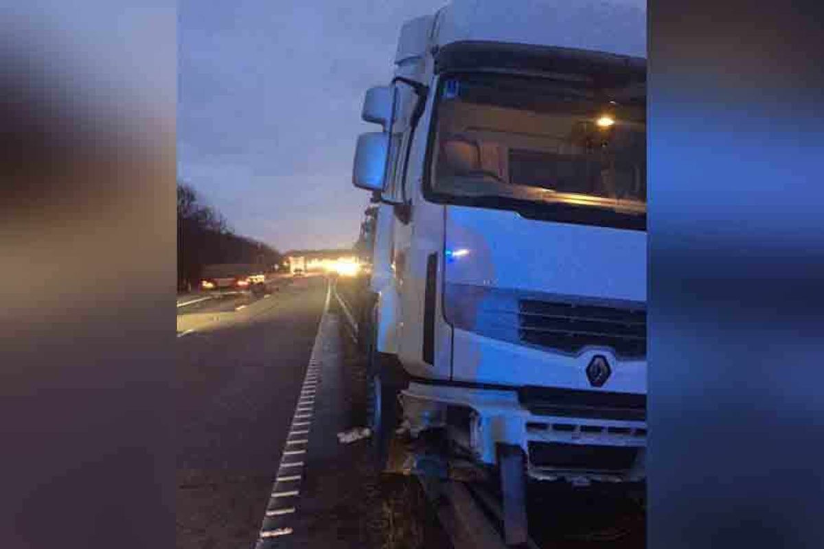 One lane of M54 closed after lorry crashes into barrier | Shropshire Star