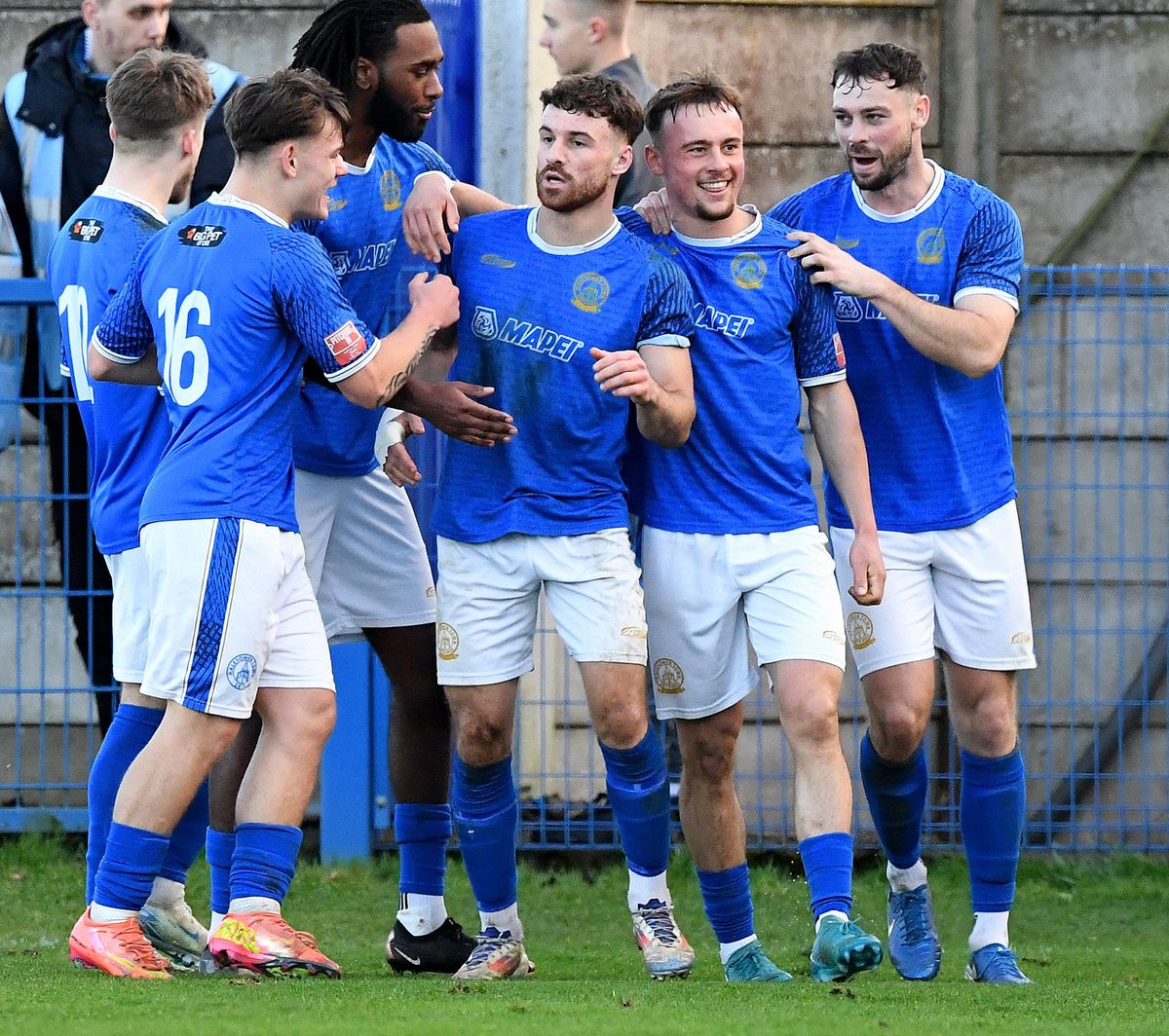 Halesowen Town triumph in remarkable late No.9 Derby comeback victory | Express & Star