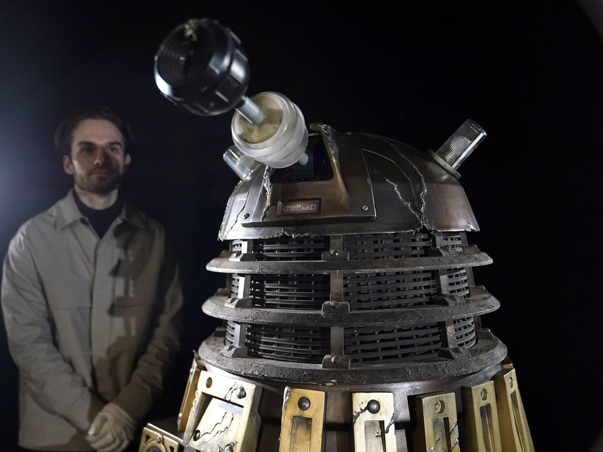 Tardis, Dalek and Doctor Who costumes to go under the hammer | Express ...