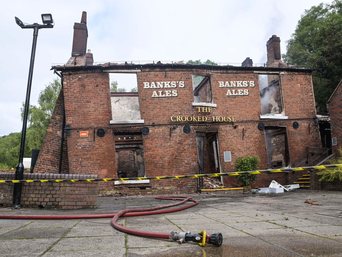 Crooked House: Owners told to rebuild pub | Express & Star
