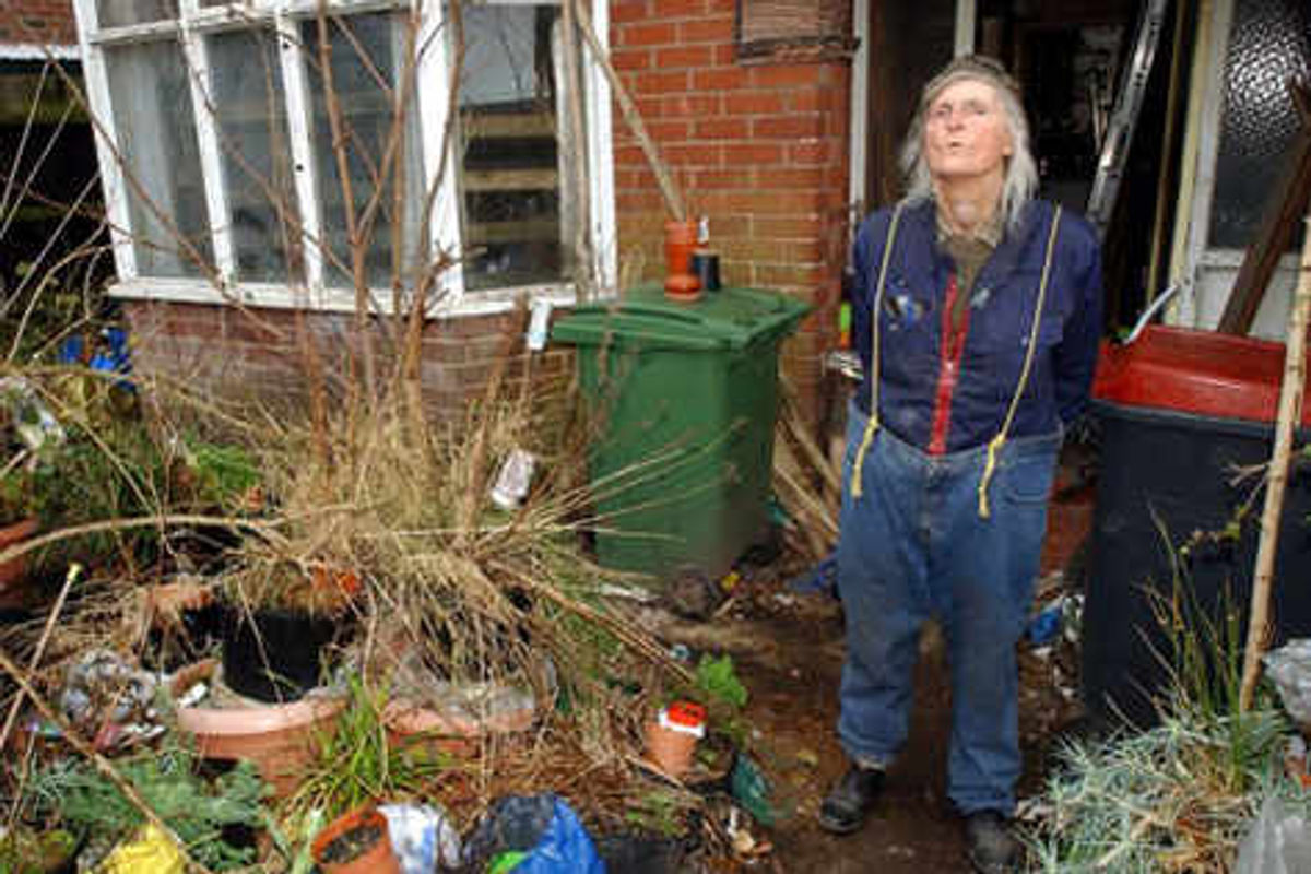 Recluse's house clean-up begins | Shropshire Star