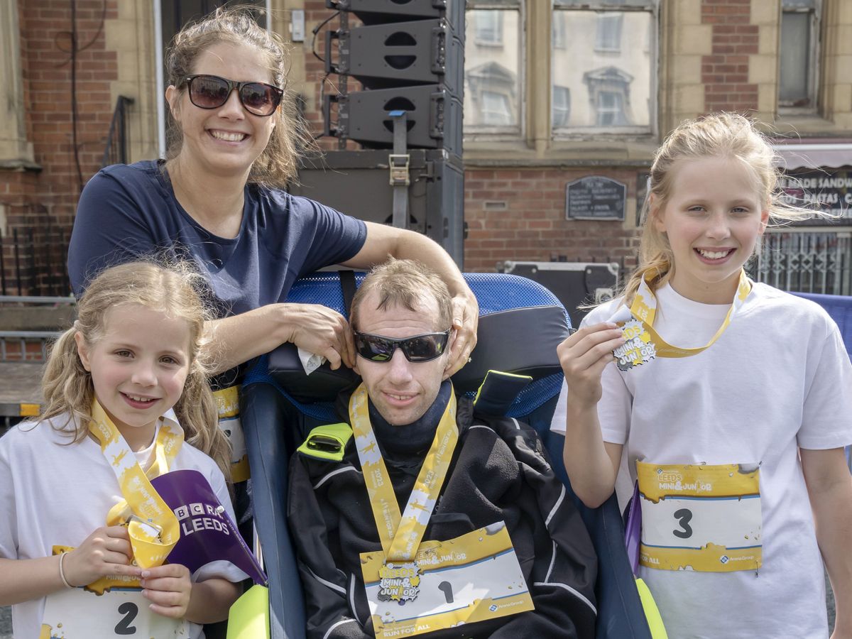Rob Burrow’s daughters push him to complete Leeds running course on ...