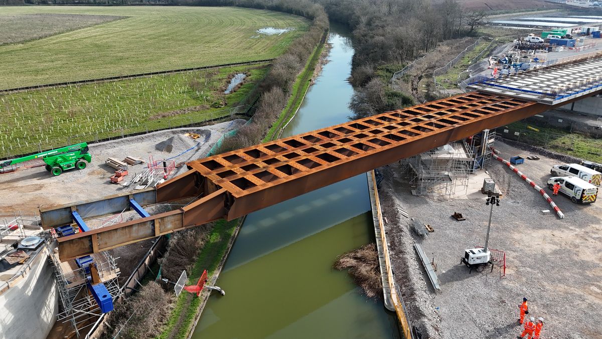 Timelapse footage shows HS2 engineers move 1,620 tonne bridge over the ...