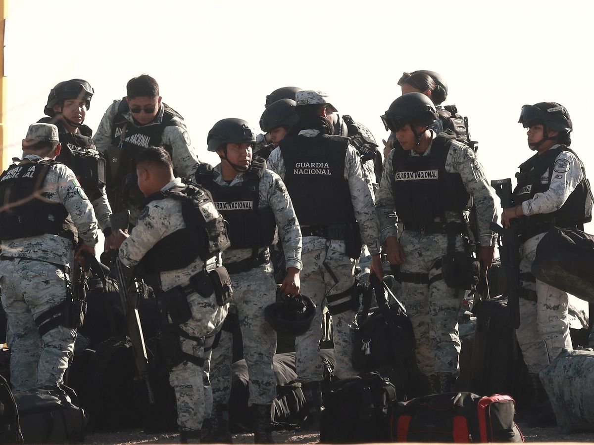 Mexico deploys first of 10,000 National Guard officers to US border ...
