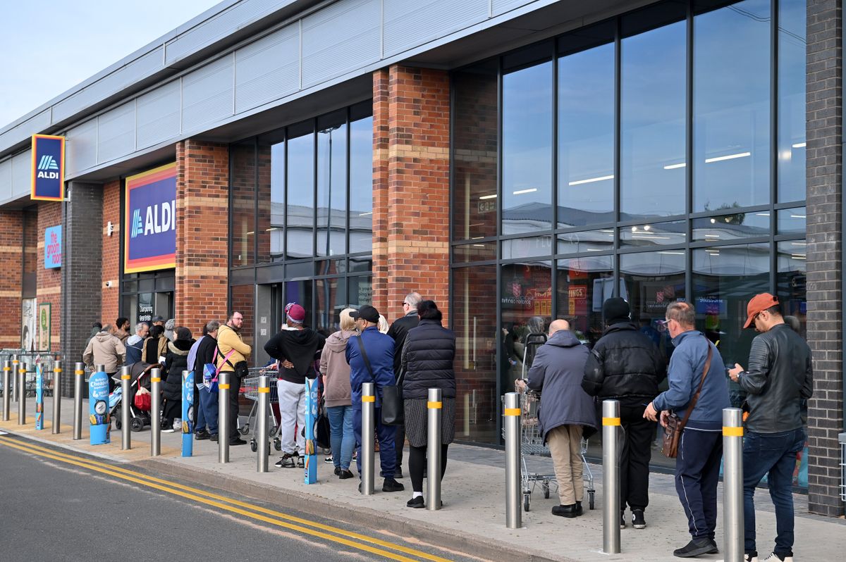 Watch: Aldi supermarket opens in Oldbury as shoppers queue up for bargains and meet paralympian ...