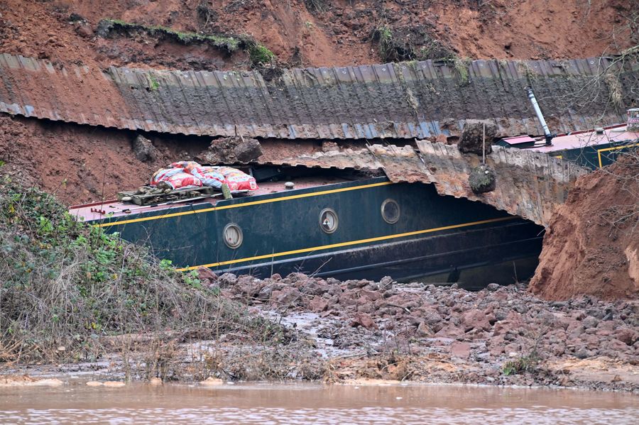 Whitchurch canal catastrophe: 16 latest photos of the scene one day ...