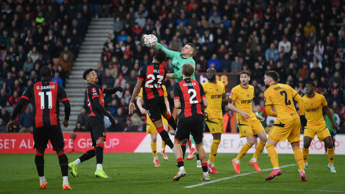 Wolves goalkeeper 'competing' to regain starting spot | Shropshire Star