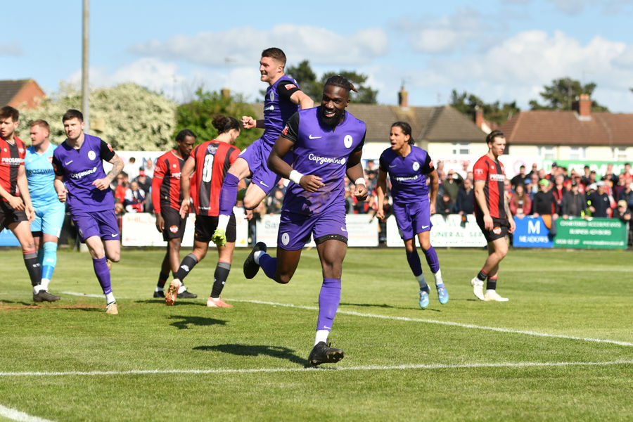 Play-off final - Kettering 2 AFC Telford United 4: Bucks promoted on ...