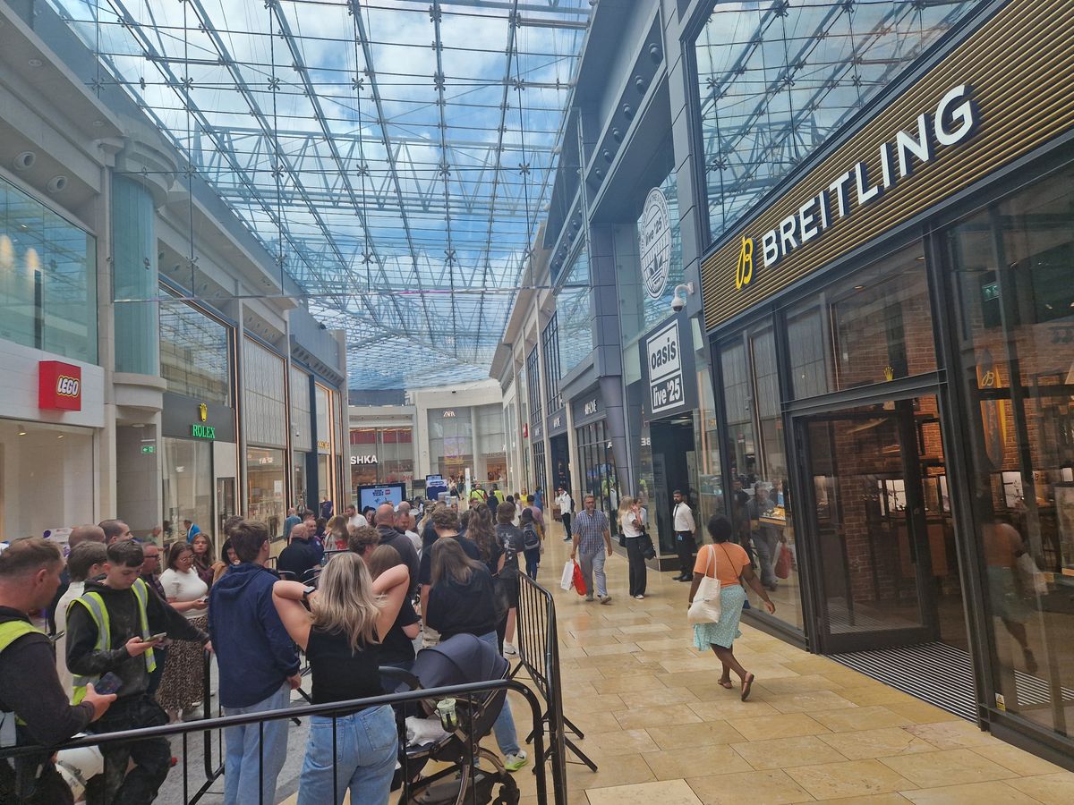 Oasis fans queue up at Birmingham Bullring as the band's pop up shop ...