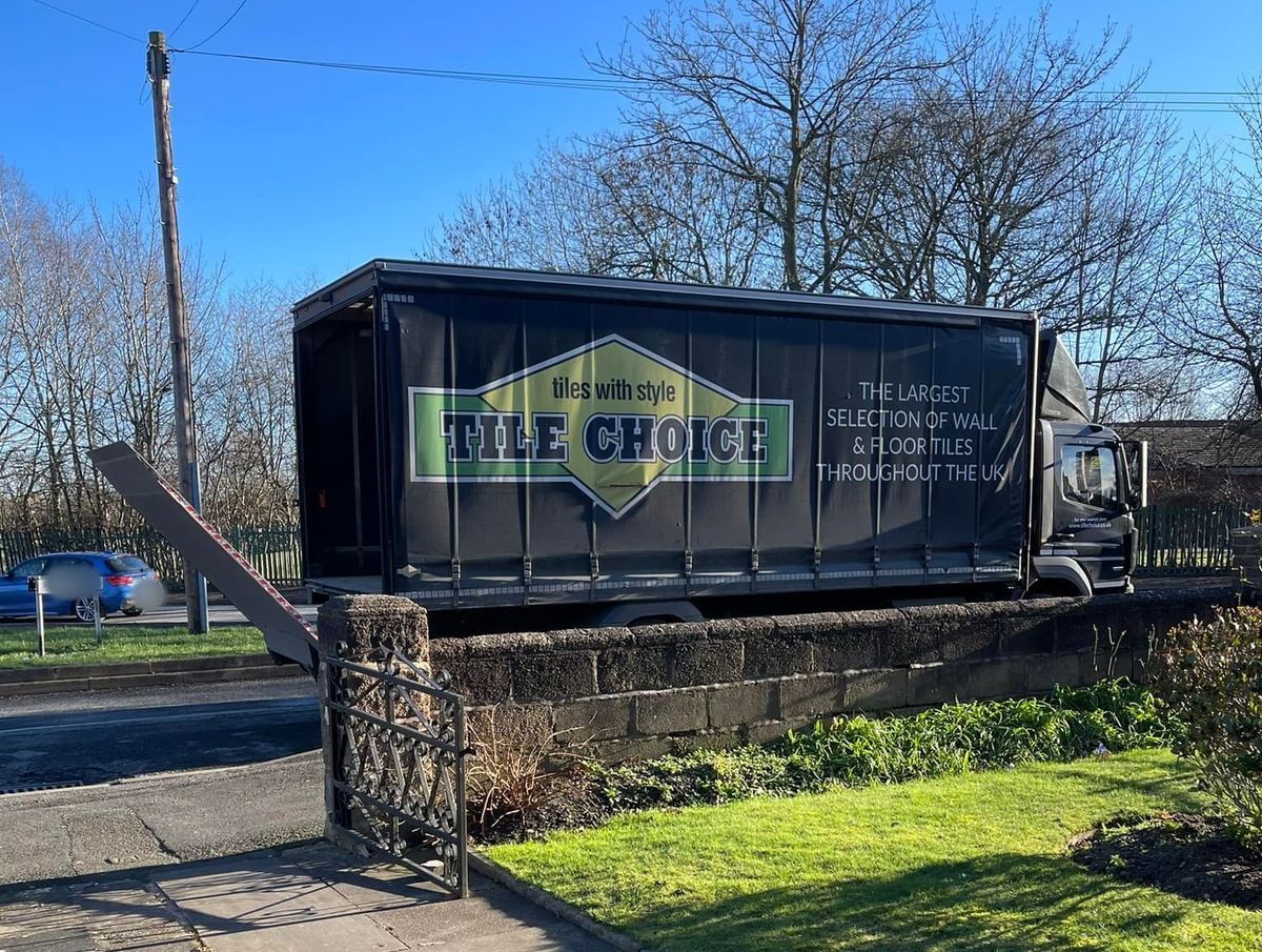 Kind-hearted lorry driver delivers customer's tiles for free after his ...