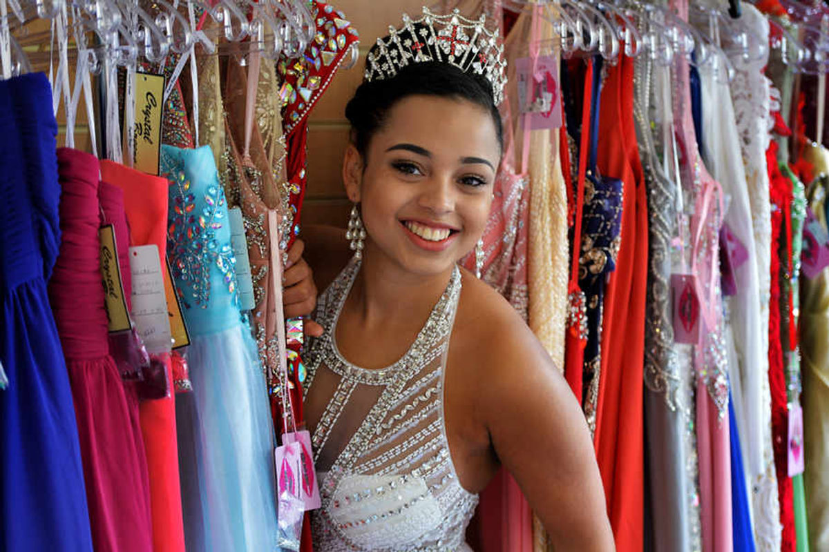 Miss Wolverhampton pays bridal and prom dress shop a visit - WATCH ...