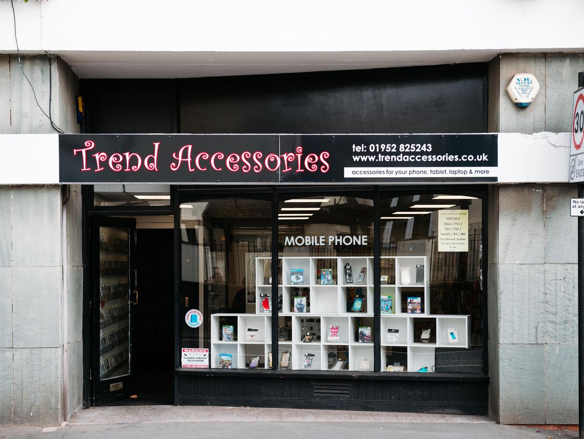 Independent phone shop owner 'unnerved' by thieves' early morning smash ...