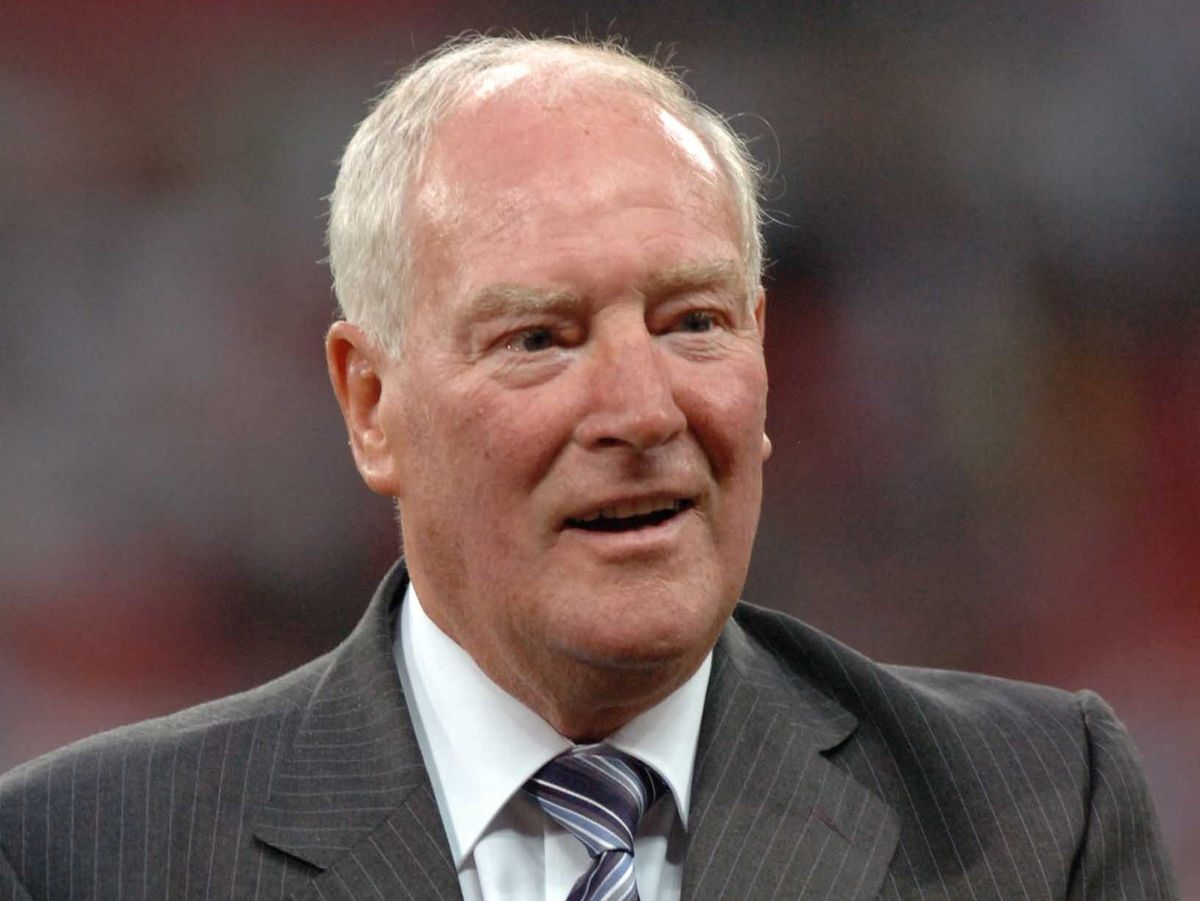 Football fans pay tribute to Wolves legend Ron Flowers MBE | Express & Star