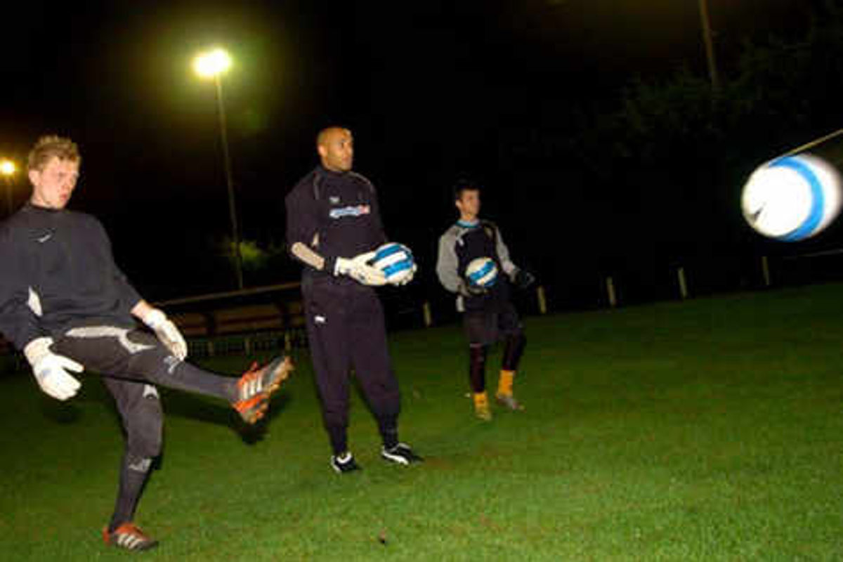 Matt Murray gives helping hand to former Wolves team-mate Mark Clyde ...