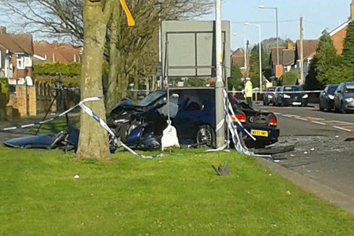 Crash injures two and closes busy Wolverhampton road | Express & Star