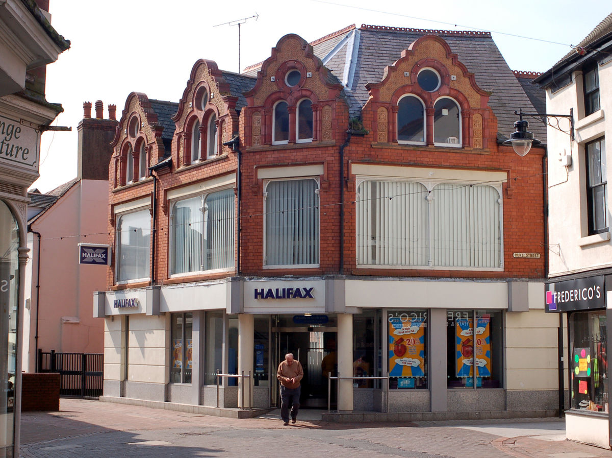 Wellington's former Halifax bank building hits the market for £250k ...