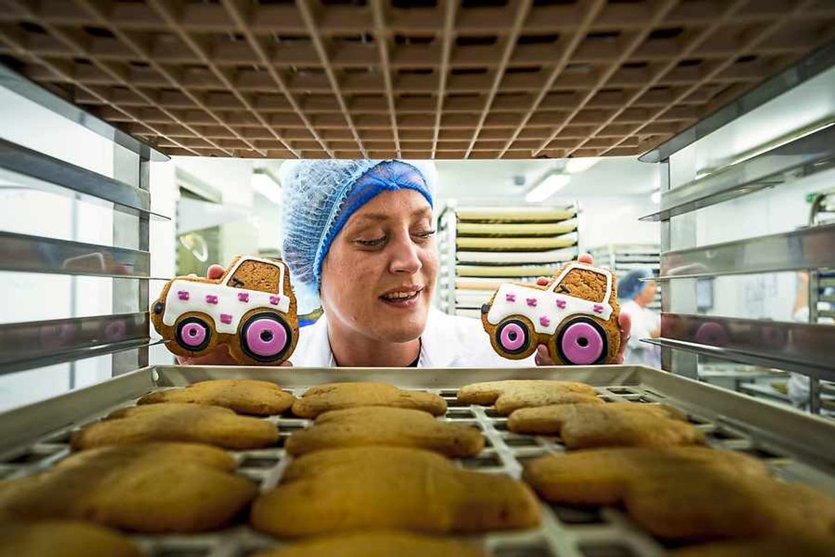 Watch: Baker keeps up Market Drayton's gingerbread tradition ...