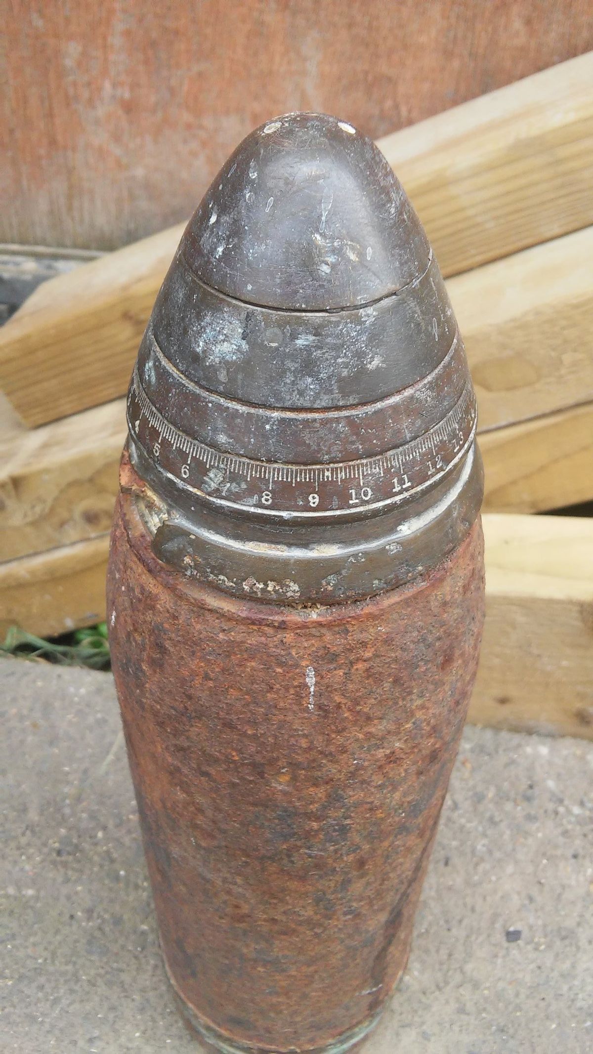 First World War artillery shell found in garden sparks scare | Express ...