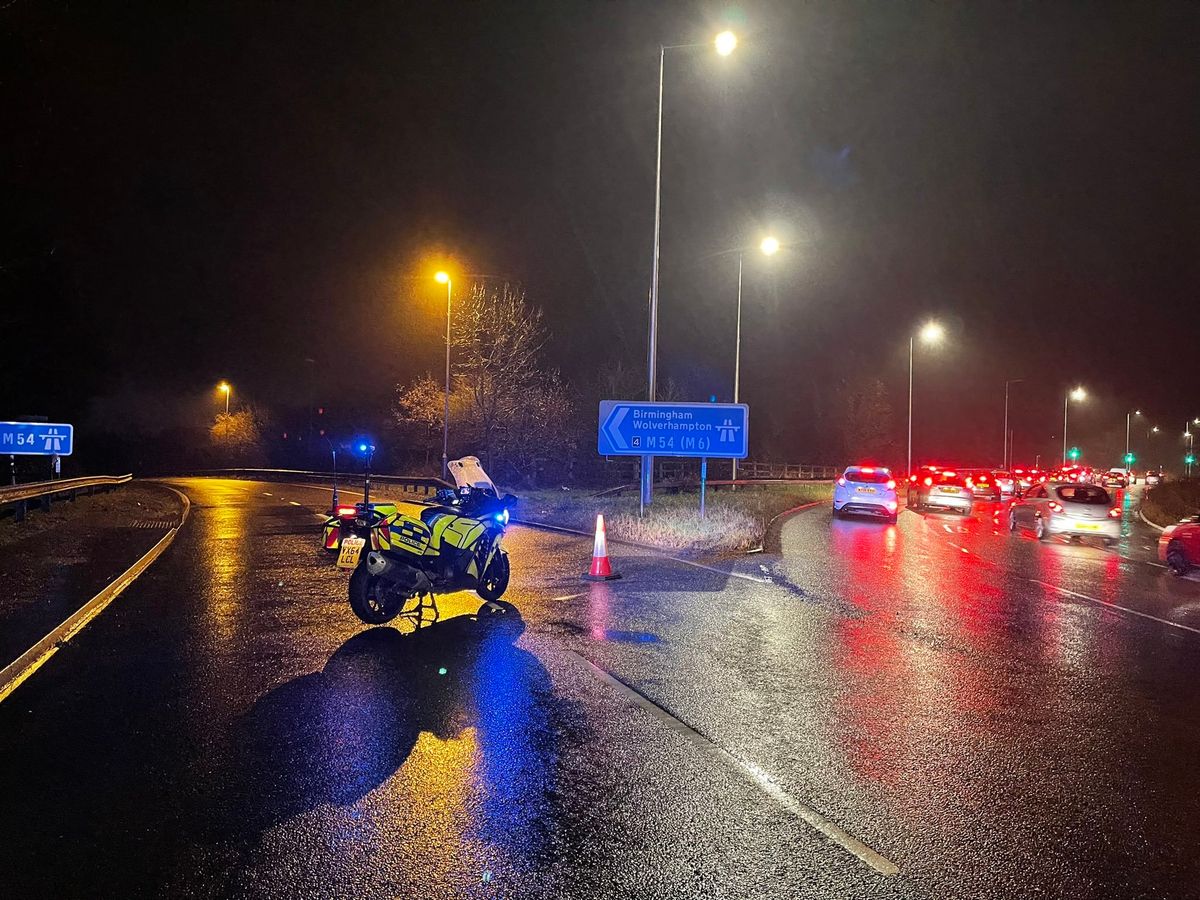 Crash causes stretch of M54 to close | Shropshire Star