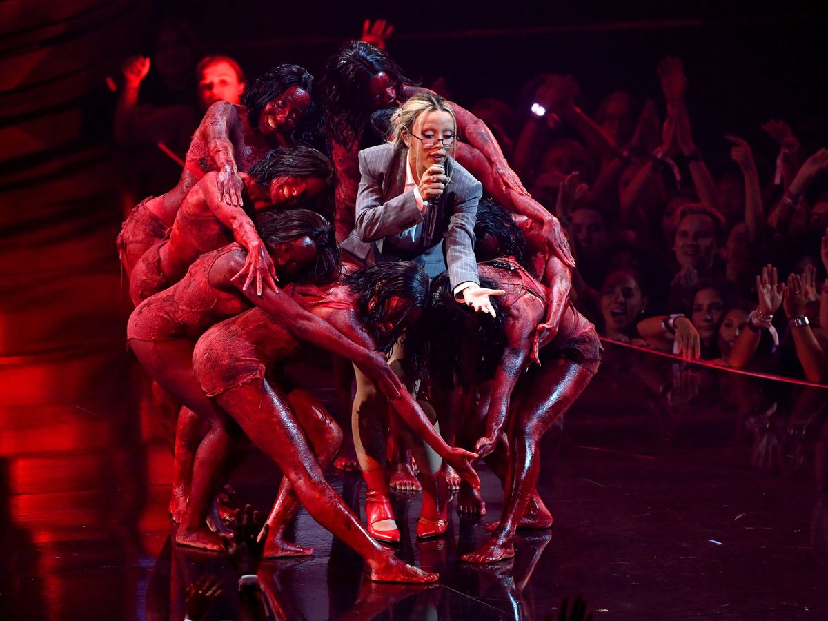 Doja Cat keeps up surprise guest trend in closing first weekend of ...