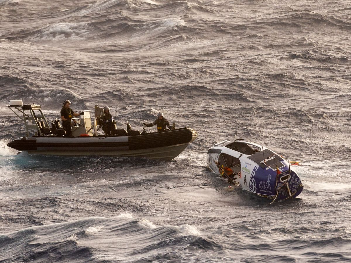 Australian Navy rescues rower as Pacific crossing hit by cyclone ...