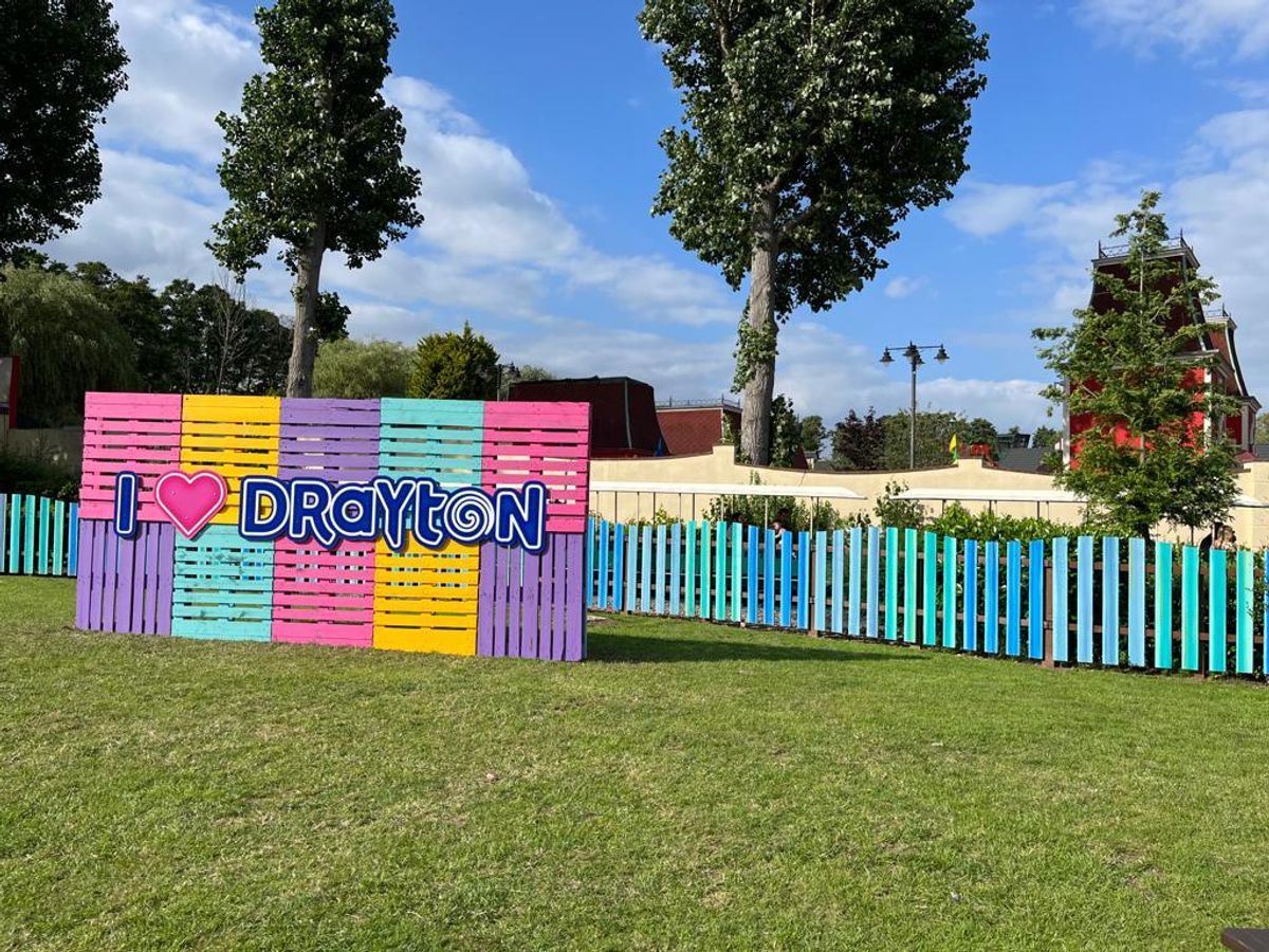 Live music and theme park rides until sunset: Our review of Drayton ...