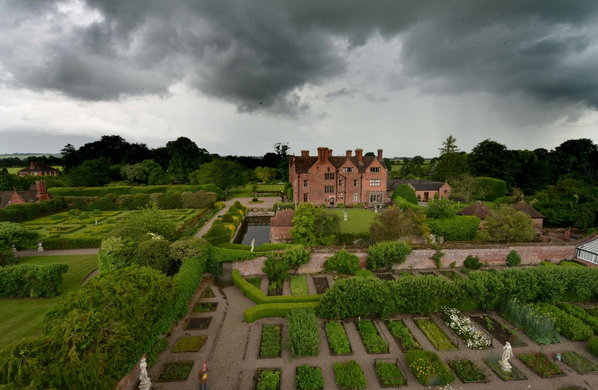 See inside historic 'Poundland' mansion in Claverley which is up for ...