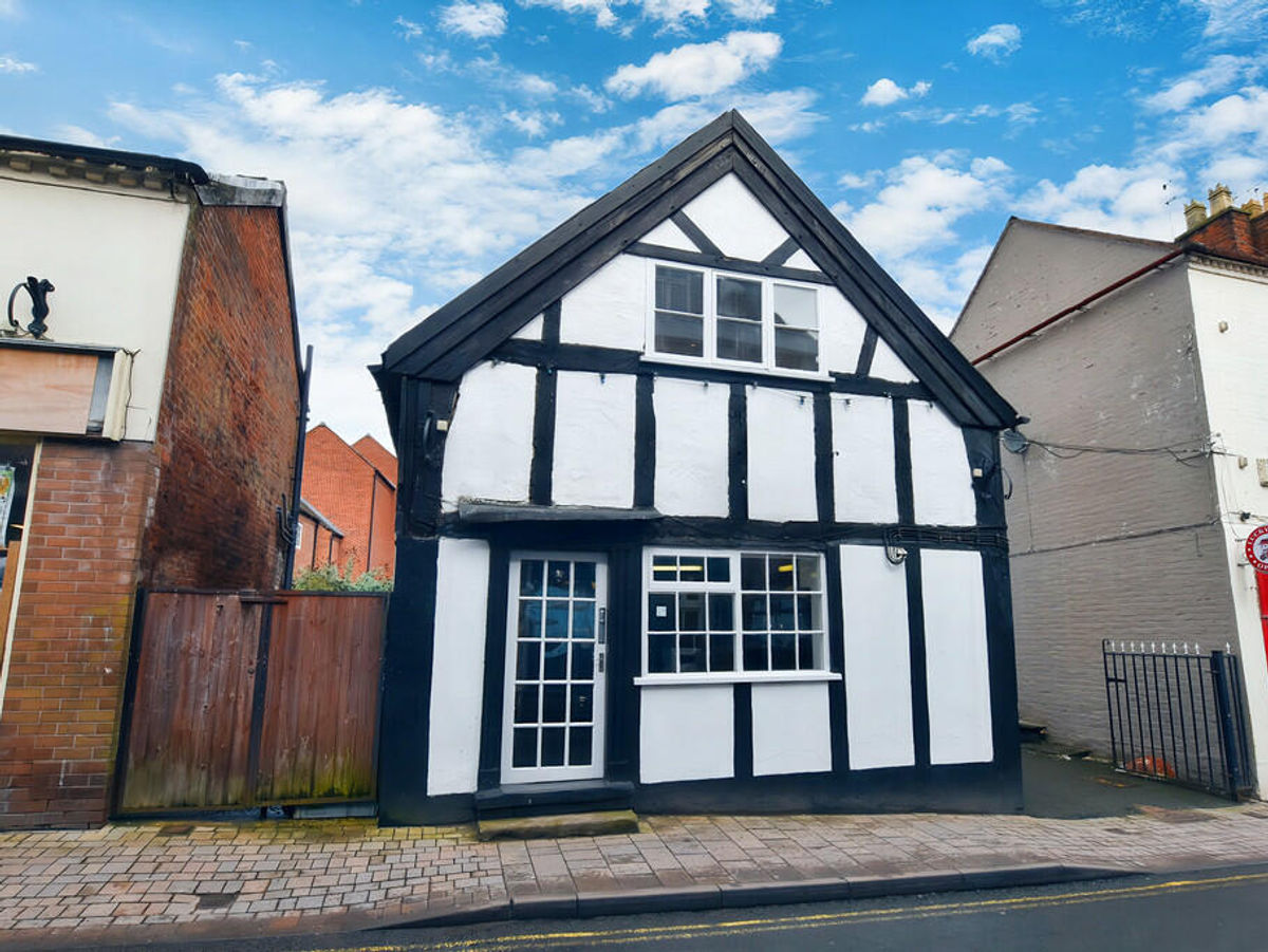 Former chippy turned family home in Grade II timber-framed building to ...