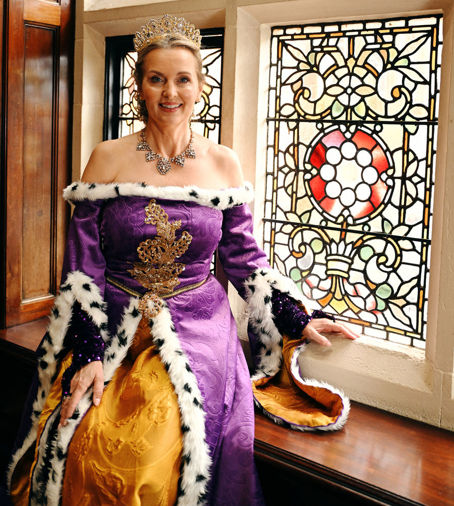 Long live The Queen! Debra Stephenson keen to make a panto impression ...