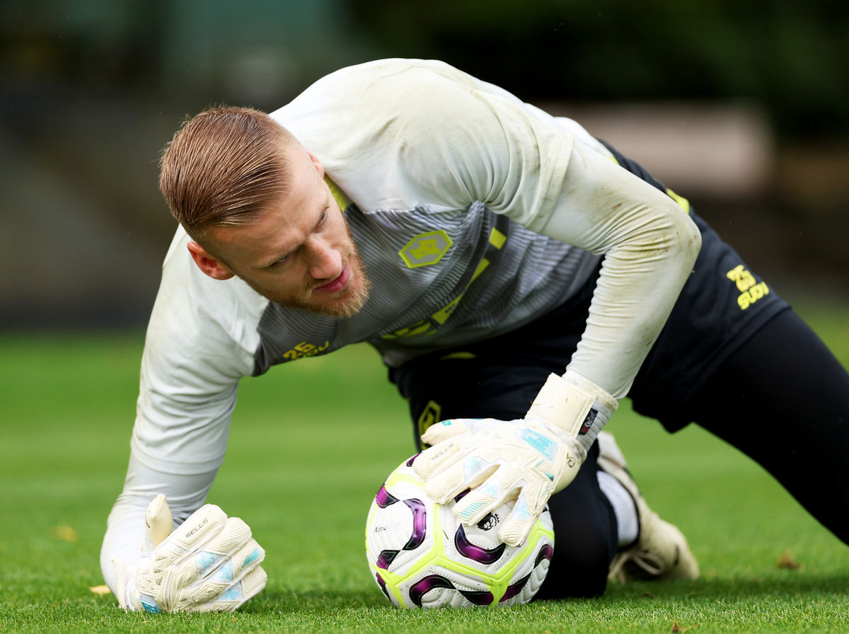 Wolves keeper pens new deal following summer interest | Express & Star