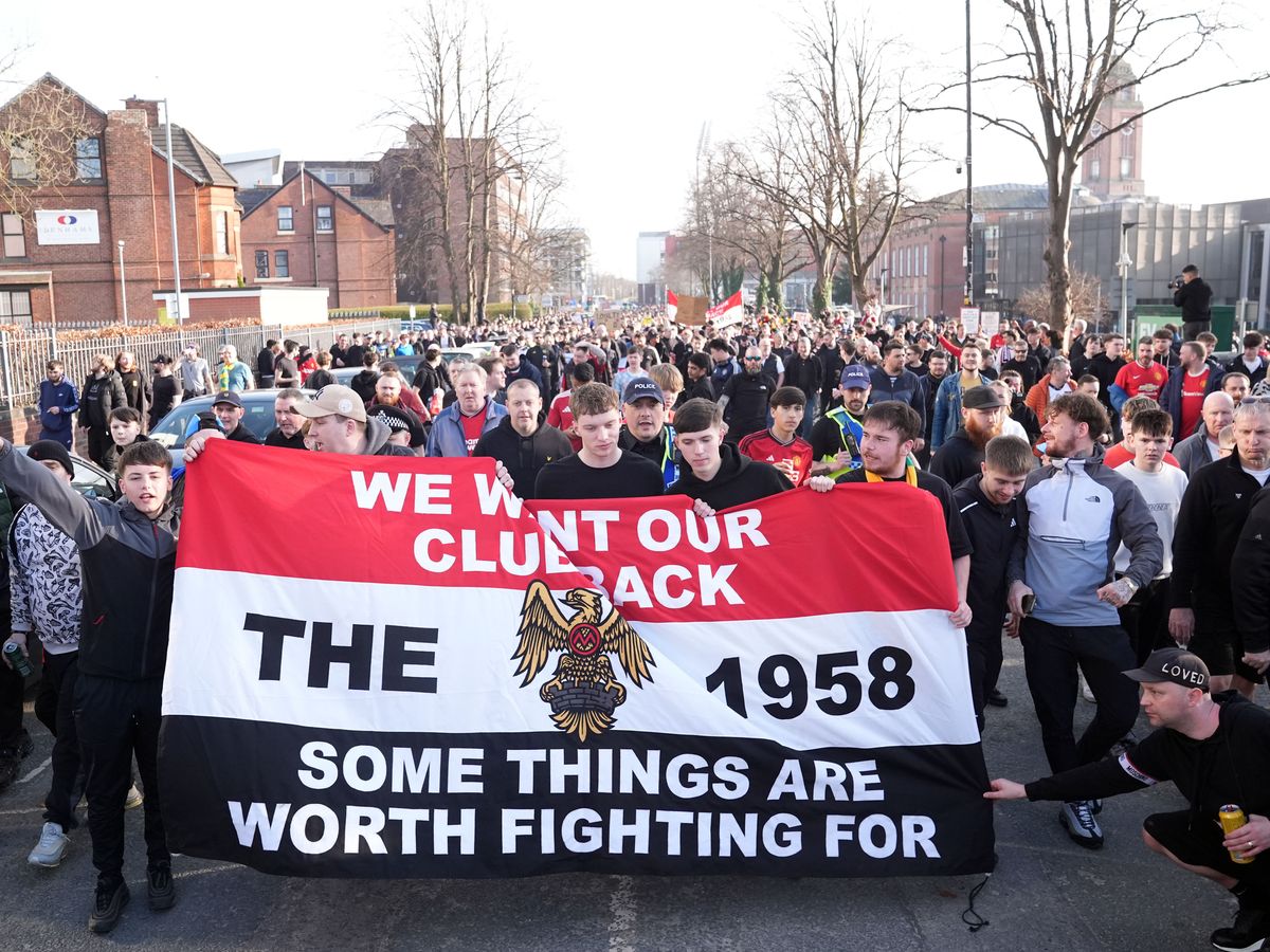 Manchester United fans protest against owners ahead of Arsenal clash ...