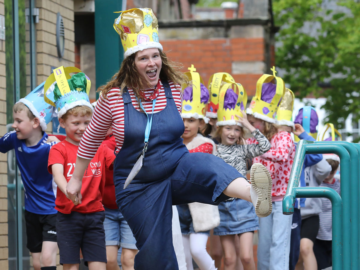 Conga for the King as 'Ginger Spice' and 'Simon Cowell' join 'His ...