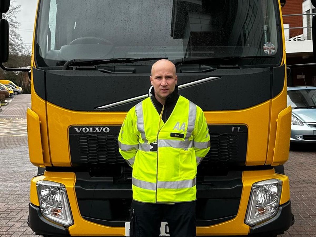 Injured woman rescued from overturned car by heroic AA patrol who heard ...