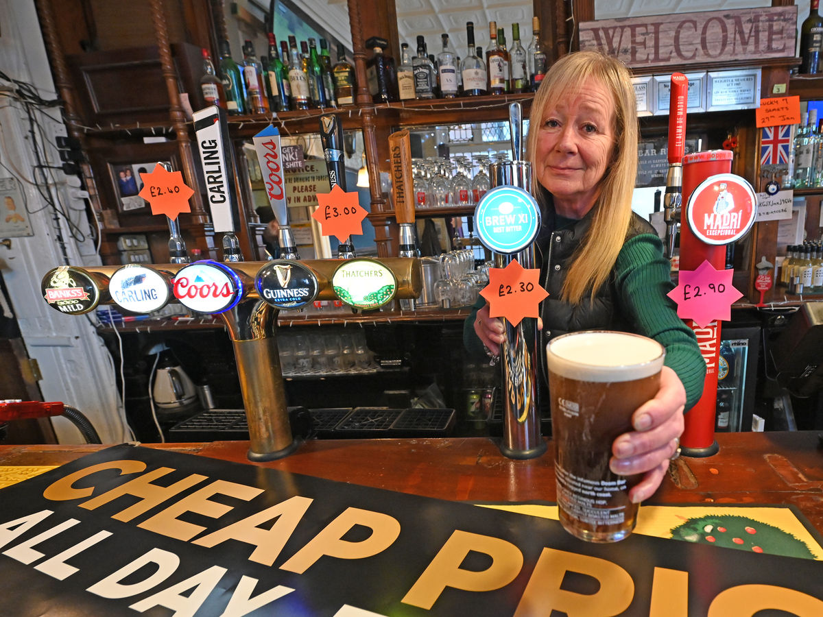Black Country pub cuts prices of pints to under £3 and invites ...