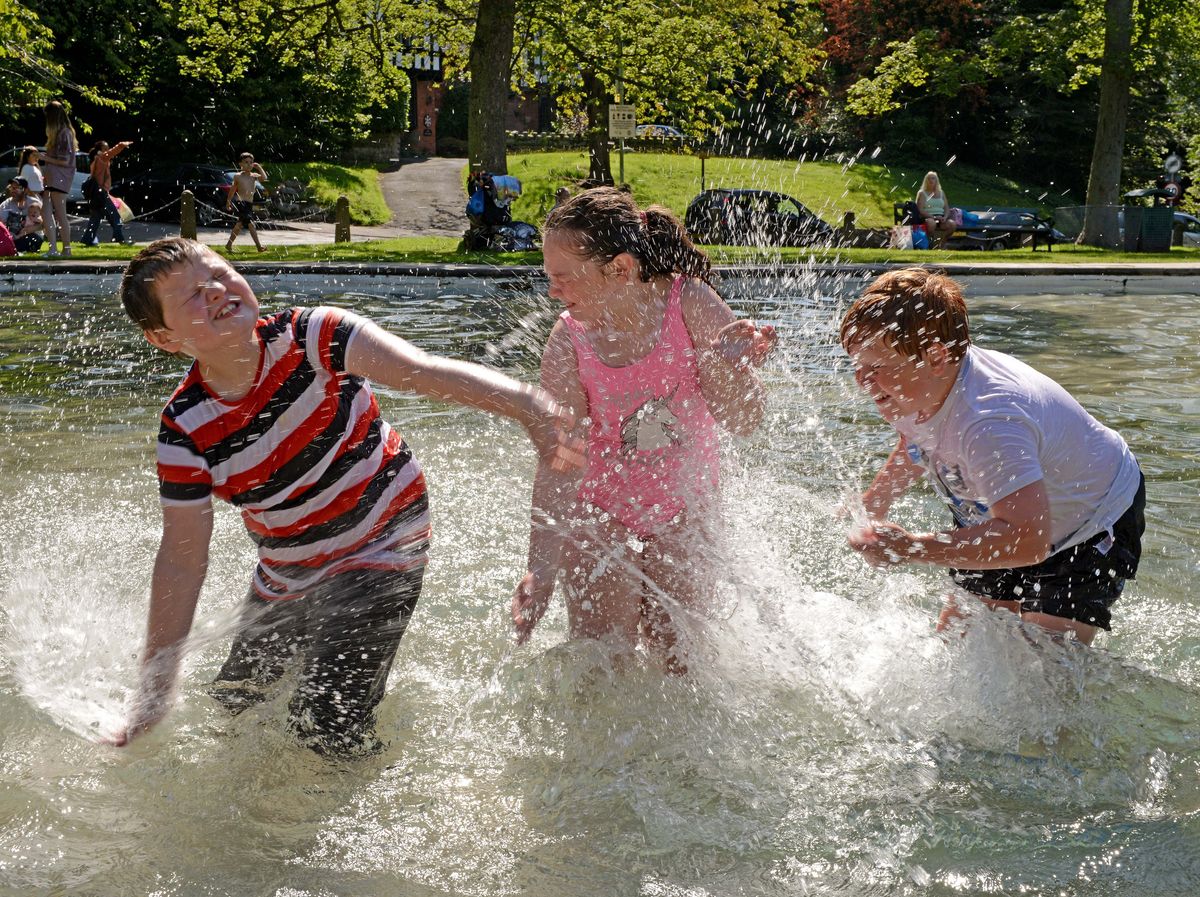 'Wolverhampton-by-the-Sea' - fun in the sun at Tettenhall Pool ...