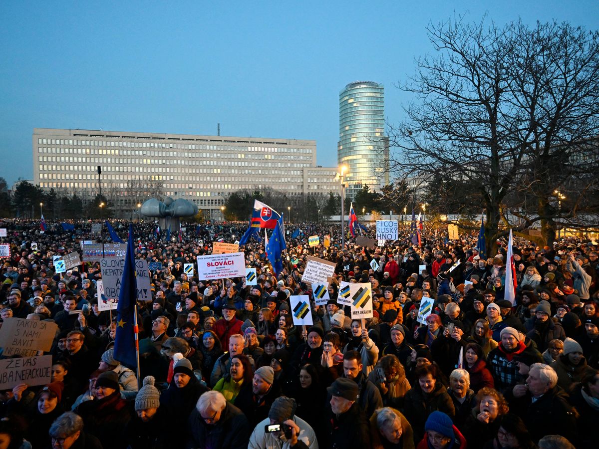 Thousands protest in Slovakia over pro-Russia policies of populist ...