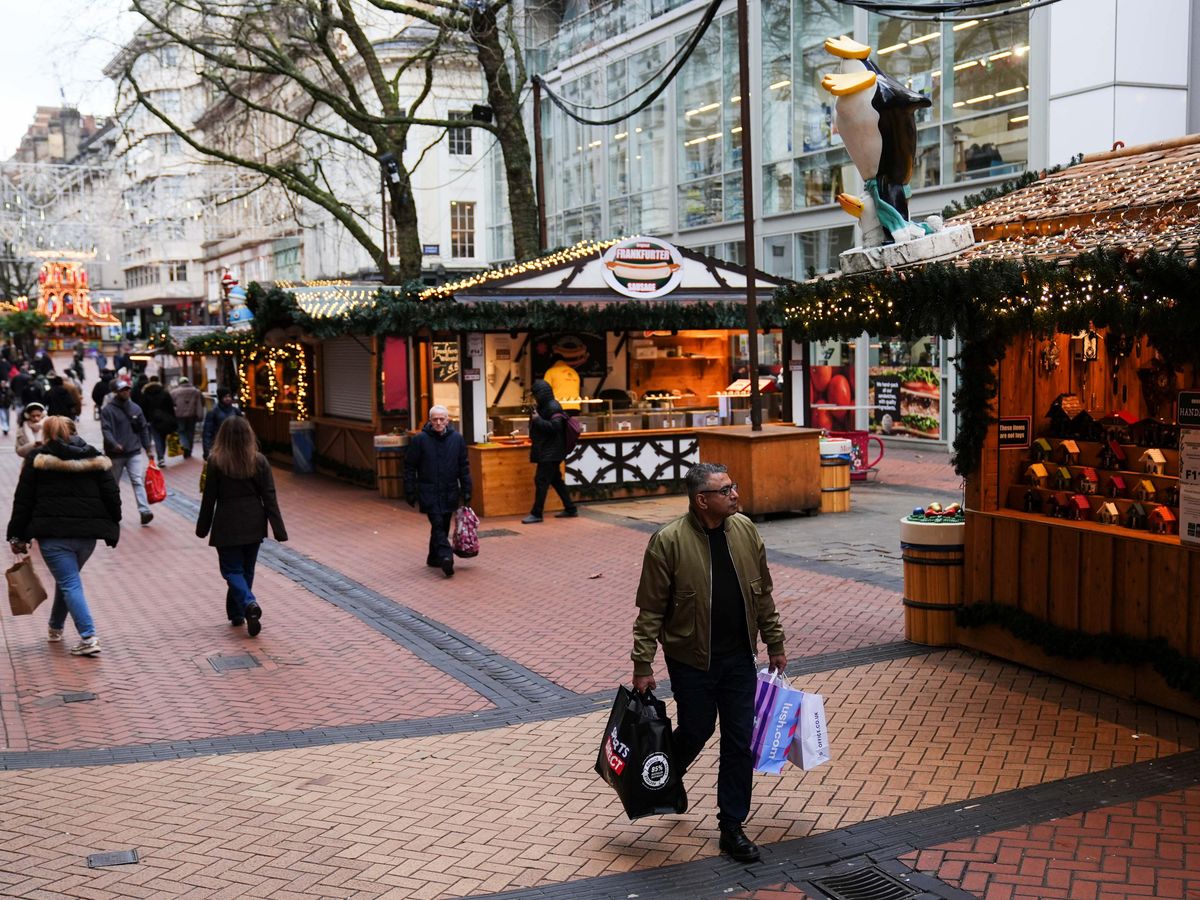 More shoppers hit high streets and retail parks for late Christmas ...