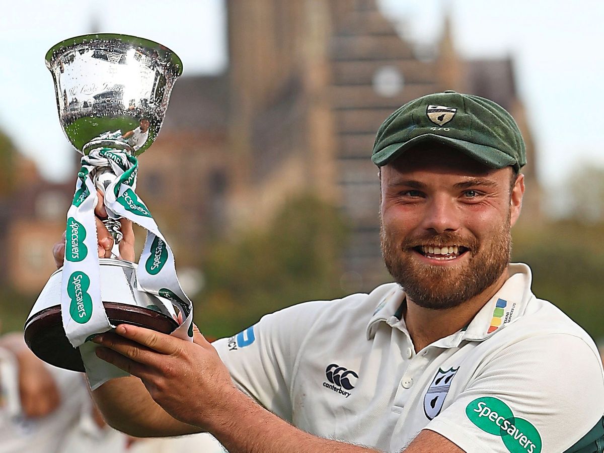 Steve Bull and Matt Murray go in to bat for cricket hero Leach ...